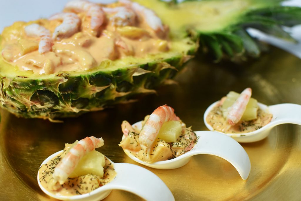 Piña rellena con gambas - Mariscos Méndez